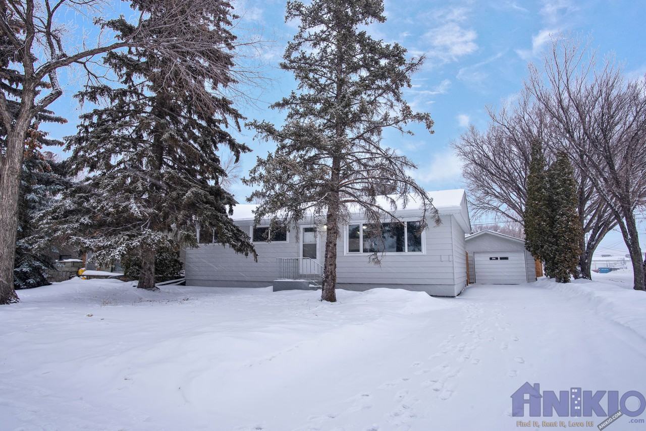 Renovated Pet Friendly 3 Bedroom + 2 Den House in Mount Royal ...