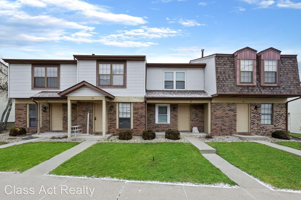 Large Townhouse Apartments - 700 N Adelaide St Normal IL | Zumper