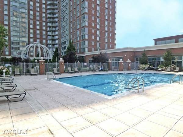 Beautiful 2 Bed 2 Bath Apt in Luxury Bldg Apartments - Huguenot St, New ...