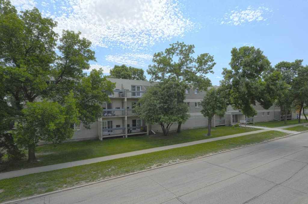 Markham Place 990 Apartments - 990 Markham Rd, Winnipeg, MB R3T 2M2 ...