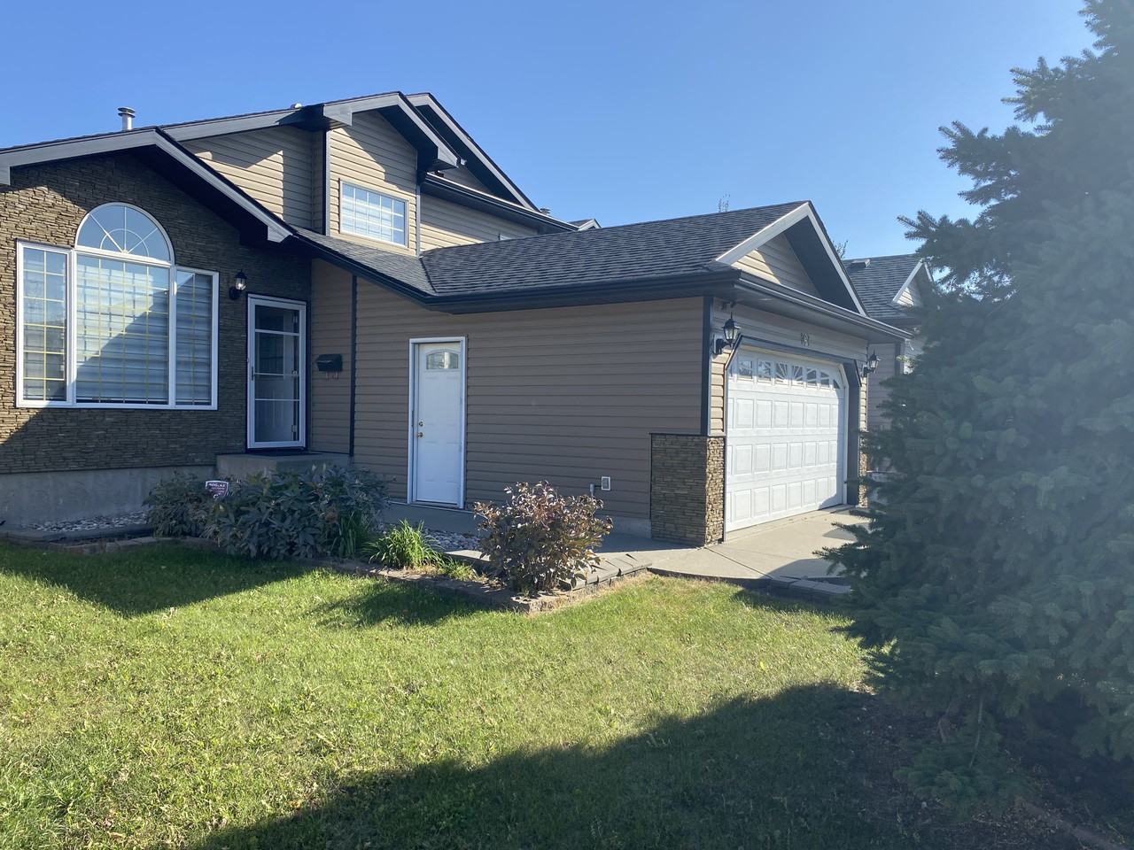 4 Bedroom + Den 3 Bathroom House in Hermitage Apartments - 267 ...