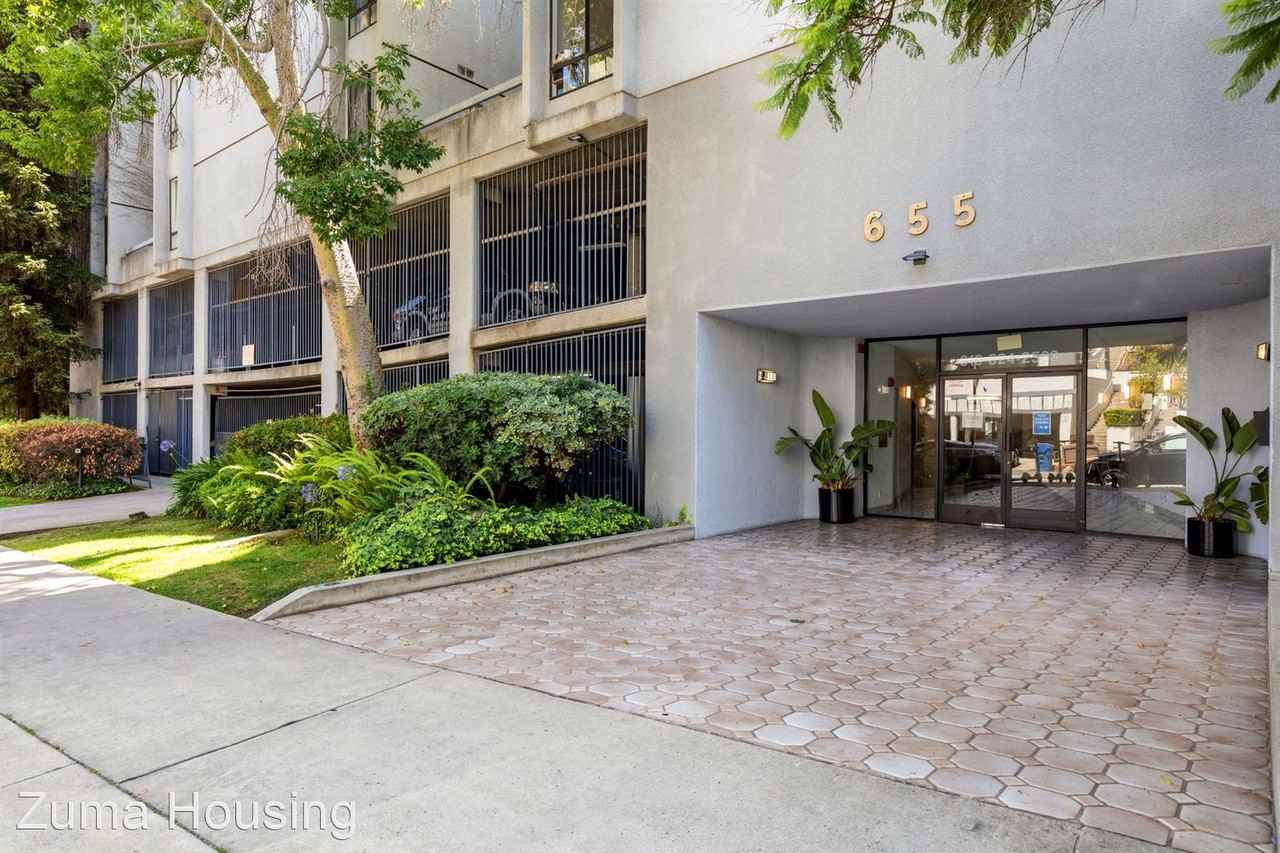 A 3 Bedroom apartment with Private & Common Bathrooms, common areas and ...