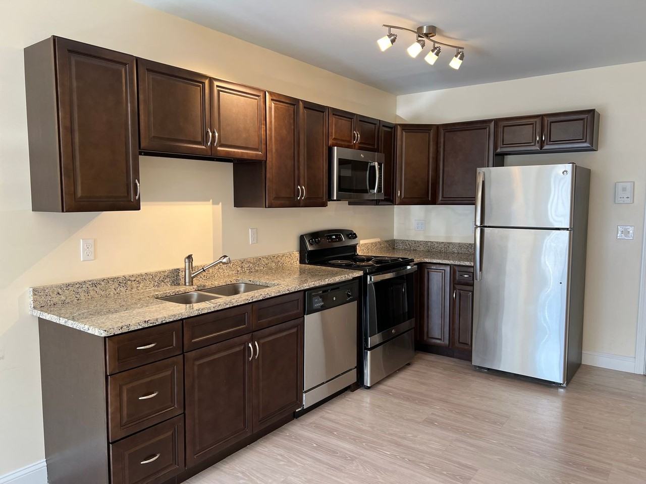 Residences at MacGregor Cut Apartments - 6 Macgregor Ct Londonderry NH ...