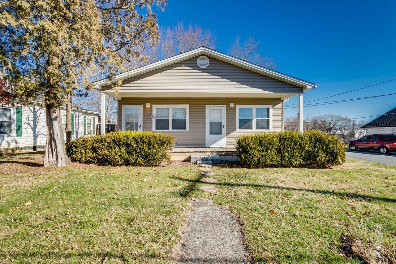 Adorable 1br/1 ba unit located in Bristol VA Apartments - 261 Monroe St ...