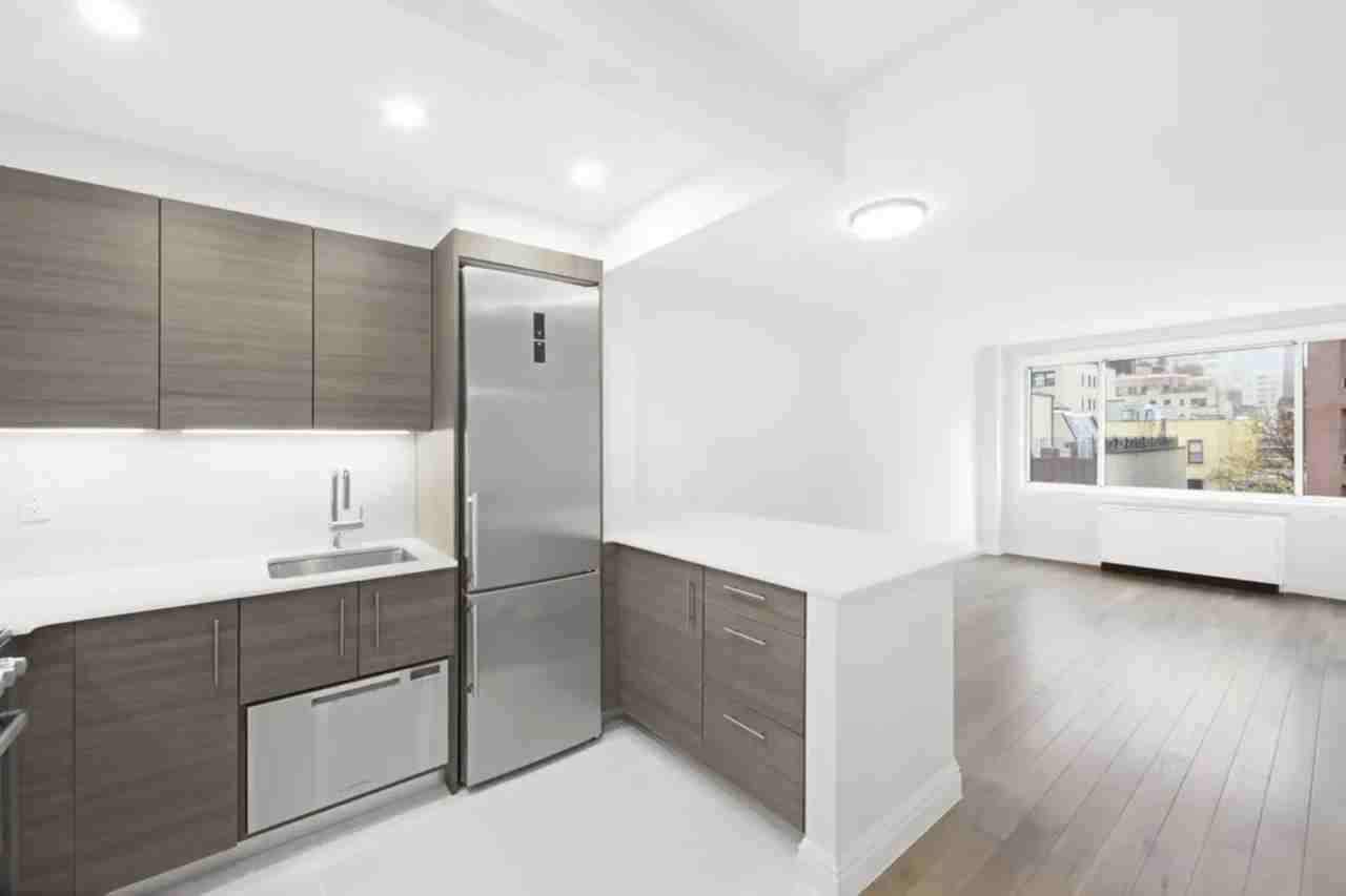 E 51st St, New York, NY 10022 - 1 Bedroom Apartment for Rent | PadMapper