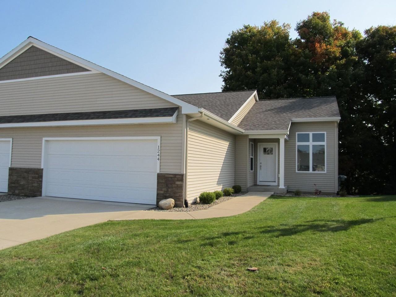 West Point Condo Apartments - 1244 S Village Cir Kalamazoo MI | Zumper