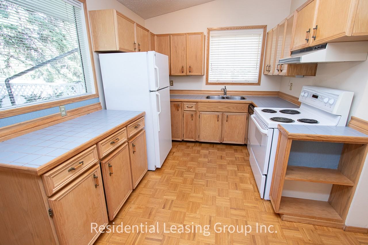 6332 Louise Rd Sw, Calgary, AB T3E 5V5, CAN - 3 bedroom House Rental ...