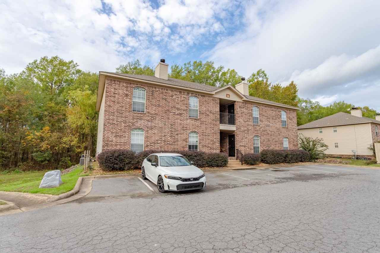 Pinnacle Valley View Apartments - LRPV, LLC Little Rock AR | Zumper