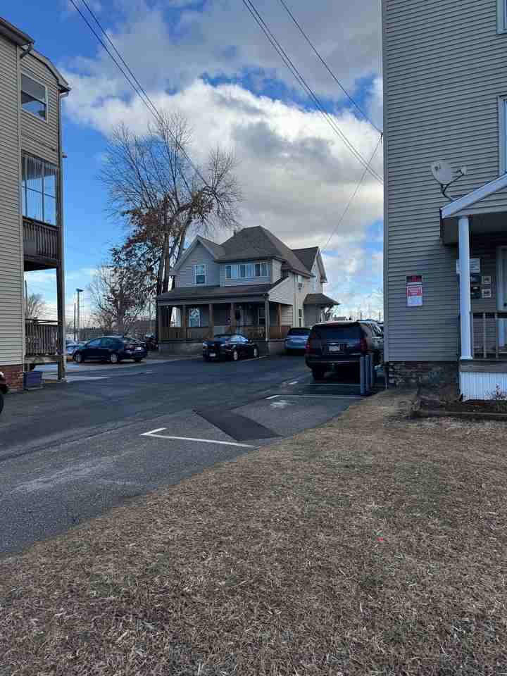 Modern 2 bedroom with office in West Springfield! Apartments - 1009 ...
