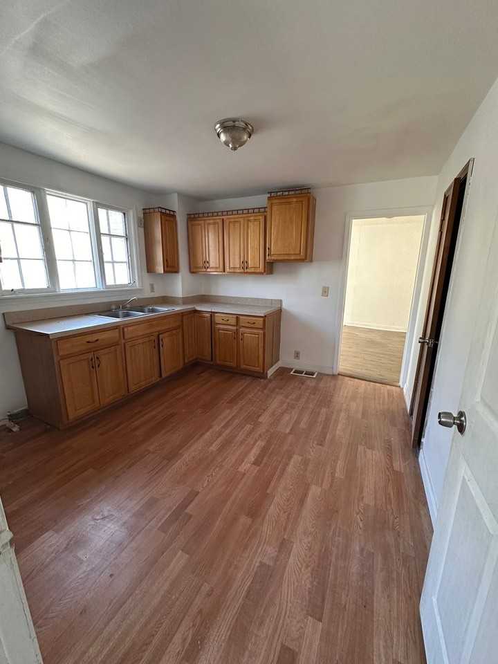 253 Genesee St, Auburn, NY 13021 - Apartment for Rent | PadMapper