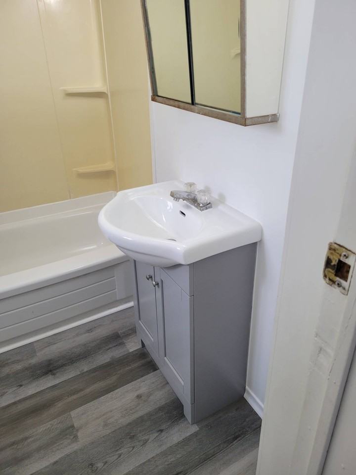242 Leslie St #1, Greater Sudbury, ON P3B 2T3 Studio Apartment for ...