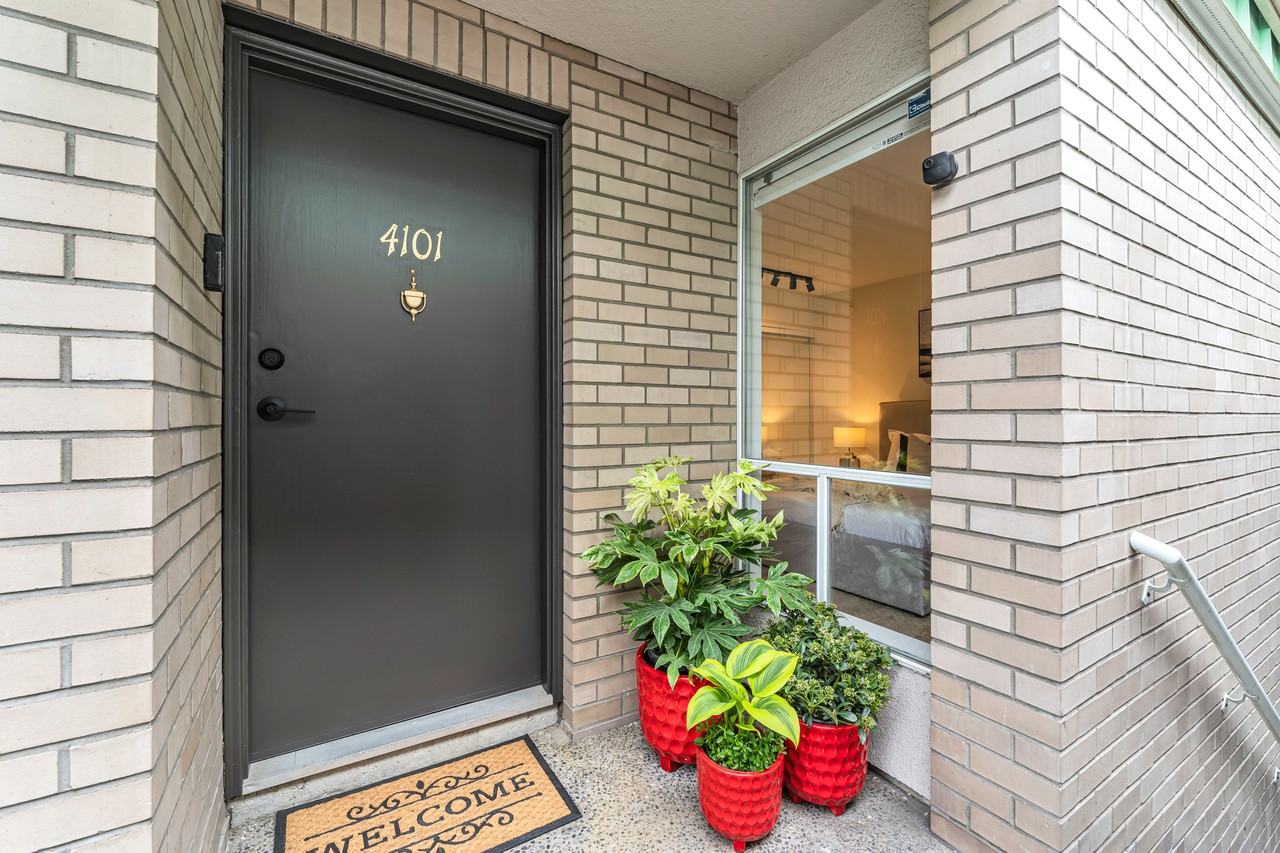 33 Chesterfield Place, North Vancouver, BC - Apartment for rent