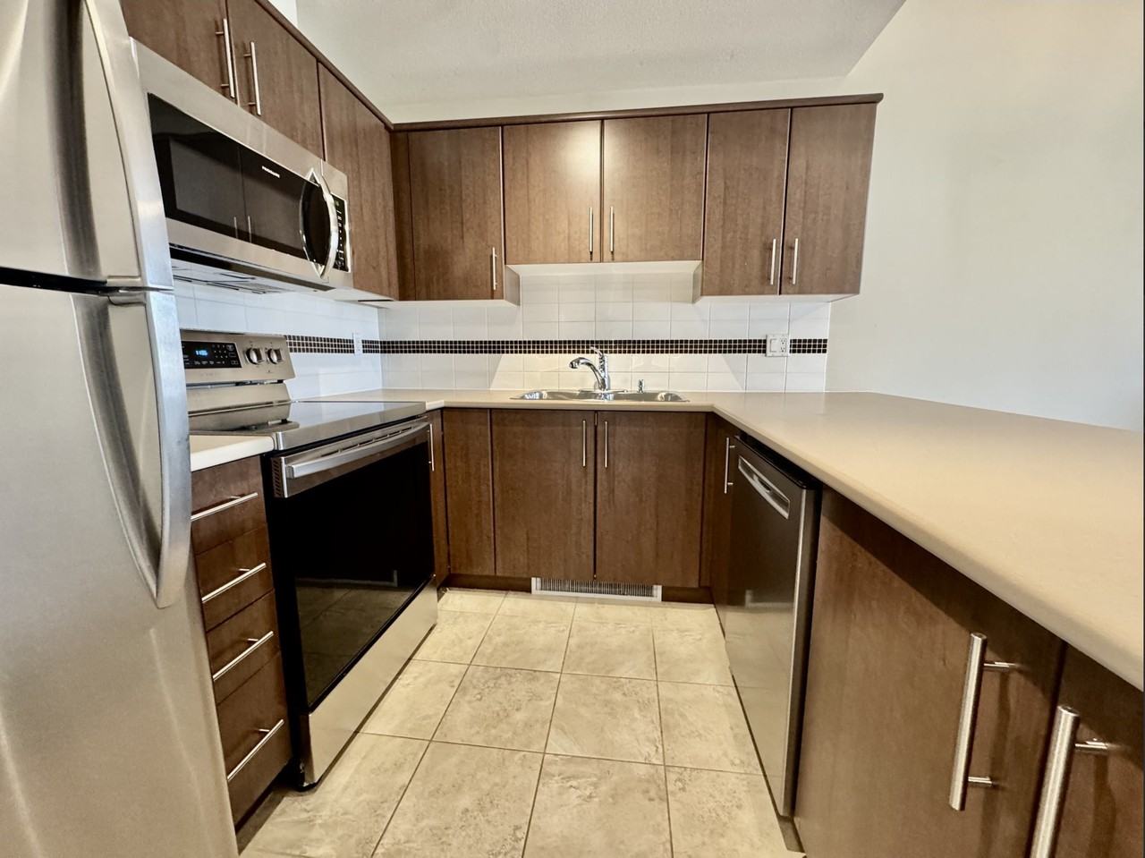 12238 Urbano A #1, Maple Ridge, BC V2X 8W5 1 Bedroom Condo for $1,800 ...