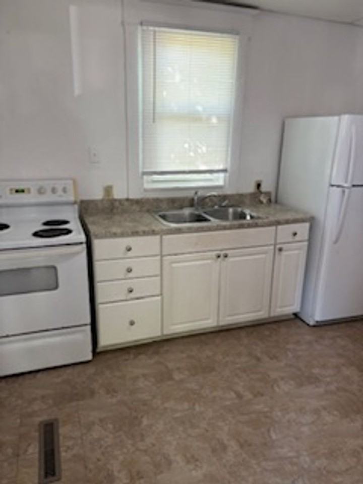 211 Clay Street, Waterloo, IA 50703 3 Bedroom Apartment for $800/month ...